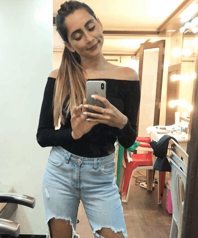 Anusha Dandekar Biography, Height, Weight, Age, Husband, Family, Wiki