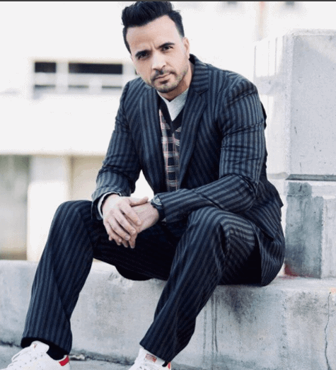 Luis Fonsi Biography, Height, Weight, Age, Affair, Family, Wiki